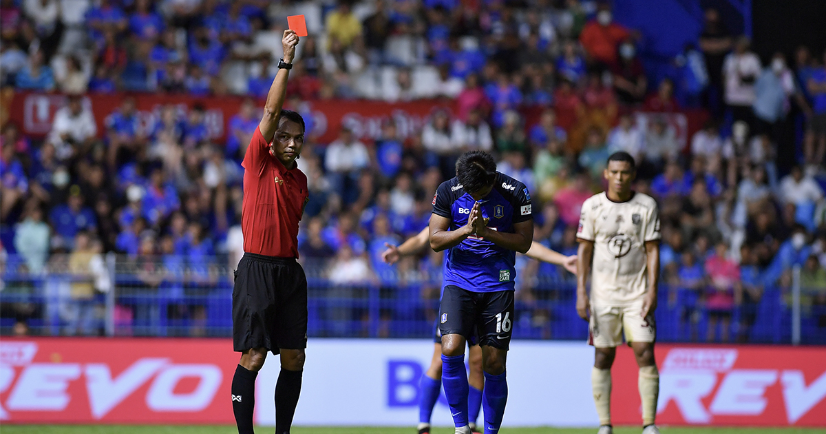 ไม่เข้าข่าย DOGSO! แจงช็อตไล่ 'จักพัน' เกมบีจีเจ๊าประจวบ "ควรให้แค่ใบเหลือง" (มีคลิป) - EKings News