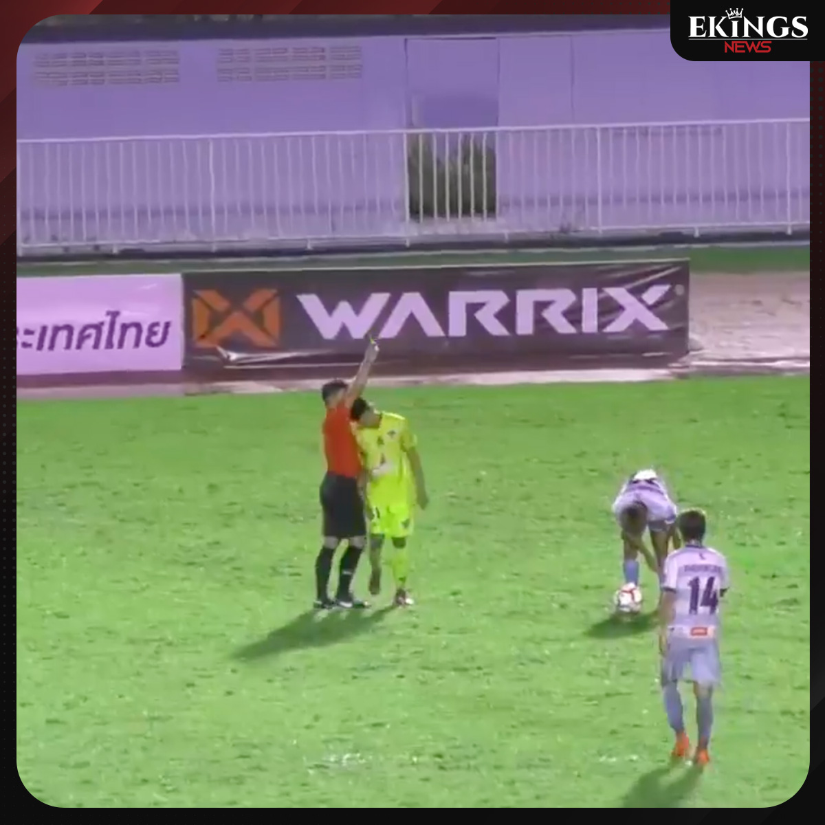 แข้งจอมโขกกระบี่โดนแบน 2 นัด เพราะเอาหัวโหม่งกรรมการ - EKings News