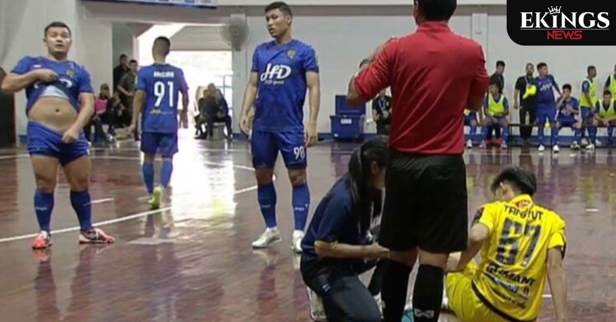 แข้งไทยอาร์มี่สวนกลับคนวิจารณ์หลังถกกางเกงโชว์ผู้ตัดสินจนเป็นไวรัล - EKings News