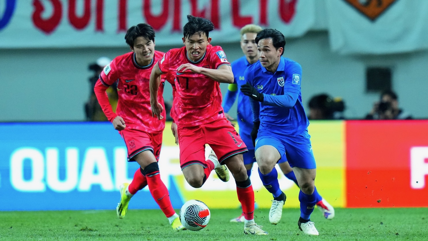 สุภโชค สารชาติ ตอบสื่อญี่ปุนมั่นใจ ช้างศึก มีโอกาสเข้ารอบคัดบอลโลก เอเชีย รอบ 3 - EKings News